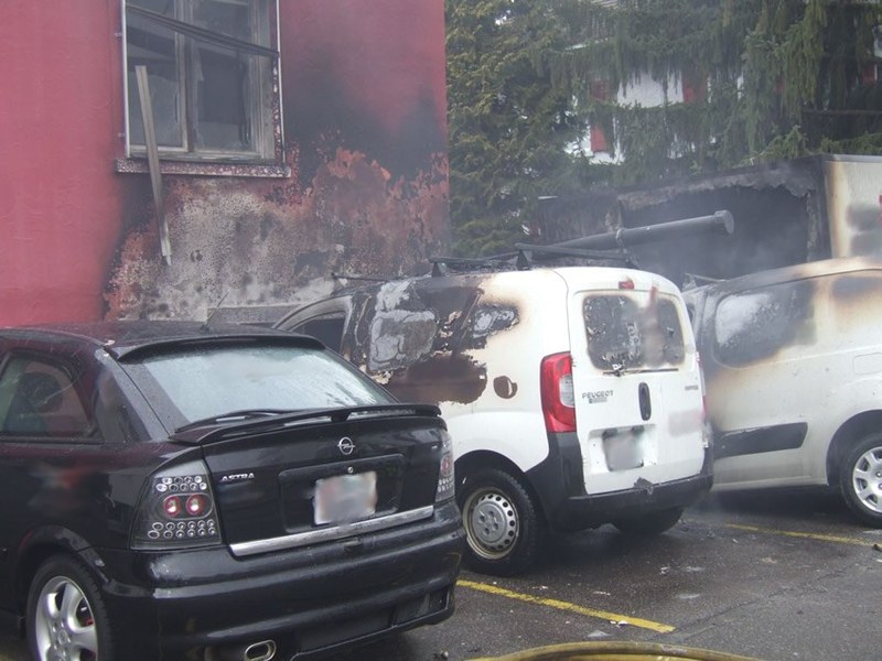 139 - Muttenz: Autobrand richtet grossen Schaden an - Kanton Basel ...