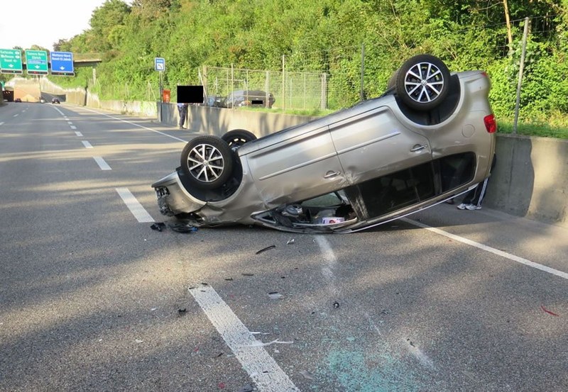 399 - Muttenz/Kantonale Autobahn A18: Auto landet nach Unfall auf dem ...