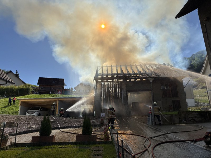 Scheune wird bei Brand zerstört – Feuerwehr im Einsatz - Baselland