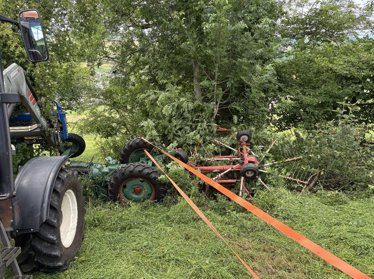 Traktor überschlägt sich – eine Person verletzt - Kanton Basel-Landschaft