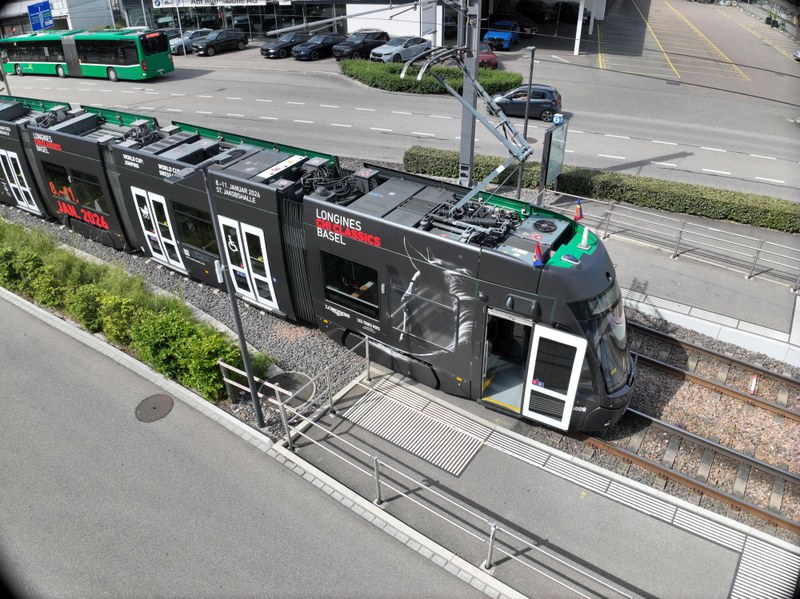 Unfall zwischen Tram und Fussgängerin – eine Person verletzt - Baselland